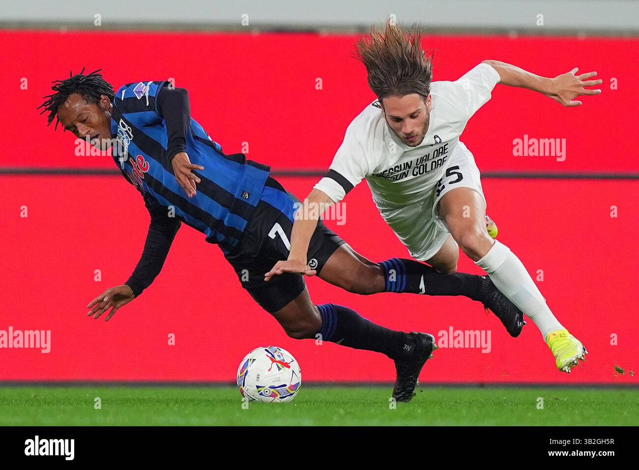 Atalanta's Juan Cuadrado fights for the ball with Lecce's Santiago ...