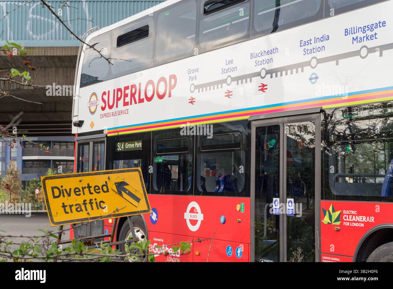 London , United Kingdom. 27th April 2025: Superloop bus SL4 is being ...