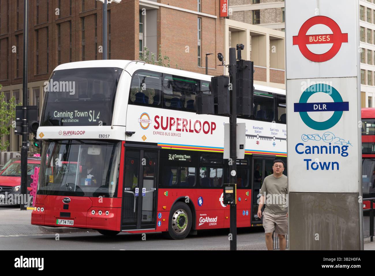 London , United Kingdom. 27th April 2025: Superloop bus SL4 is being ...