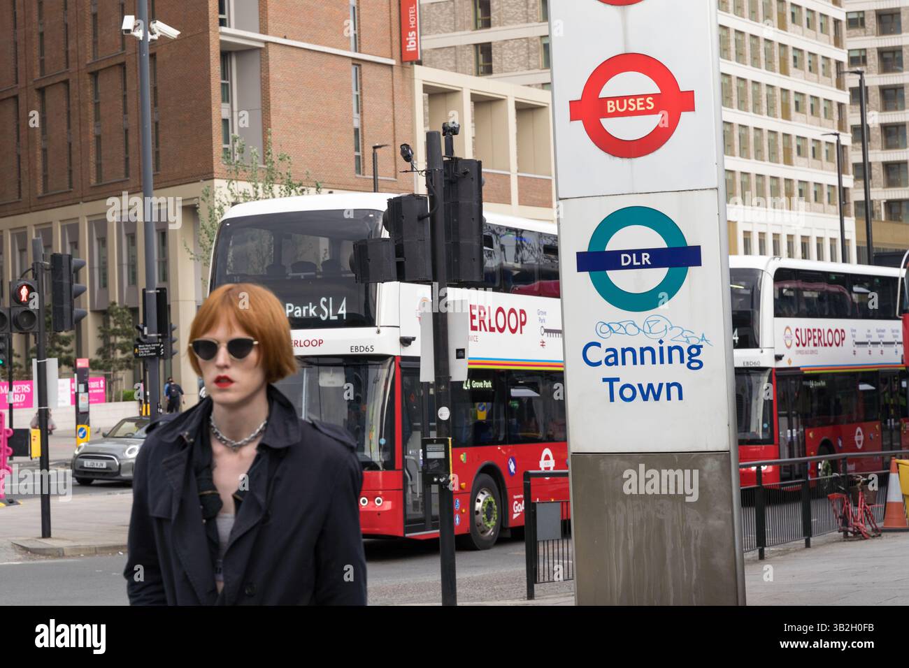 London , United Kingdom. 27th April 2025: Superloop bus SL4 is being ...