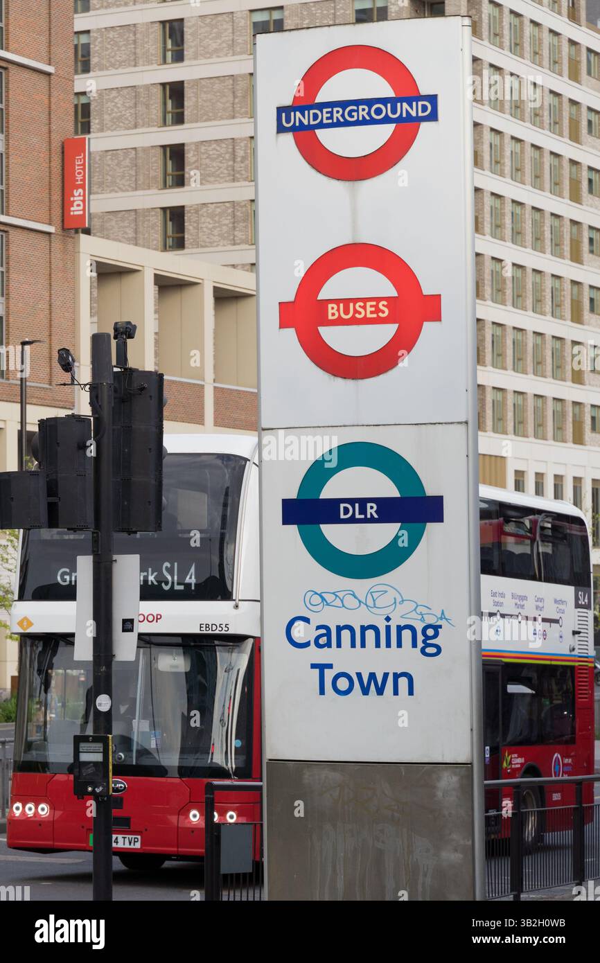 London , United Kingdom. 27th April 2025: Superloop bus SL4 is being ...