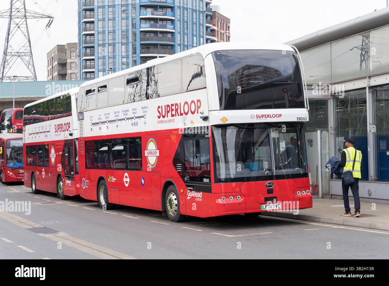 London , United Kingdom. 27th April 2025: Superloop bus SL4 is being ...