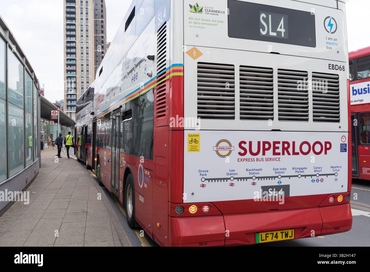 London , United Kingdom. 27th April 2025: Superloop bus SL4 is being ...