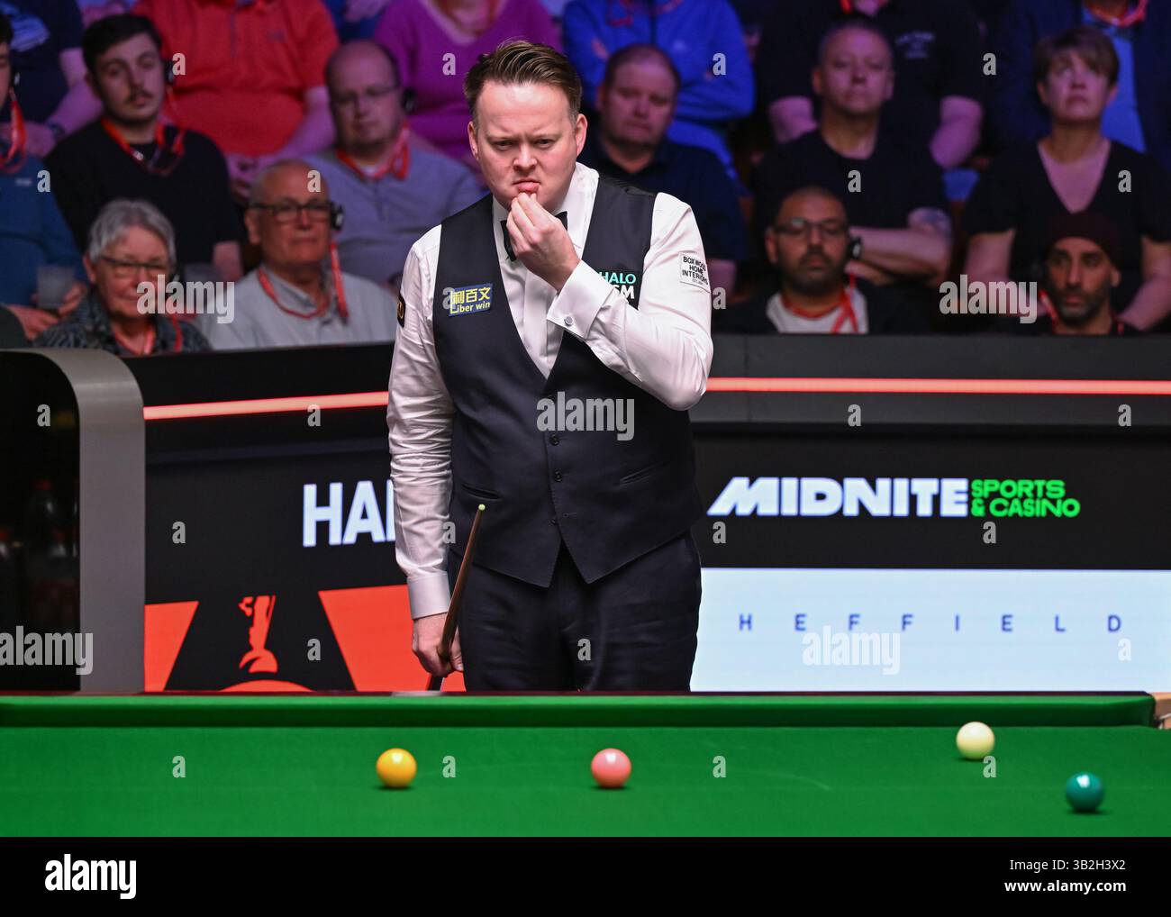 Sheffield, UK. 27th Apr, 2025. Shaun Murphy reacts while he looks over ...