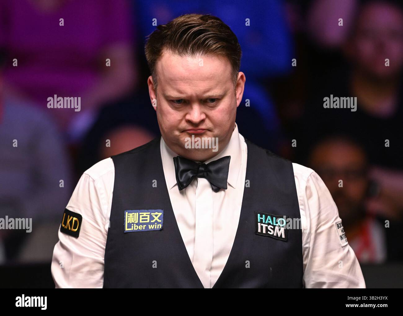 Sheffield, UK. 27th Apr, 2025. Shaun Murphy reacts during his Round 2 ...