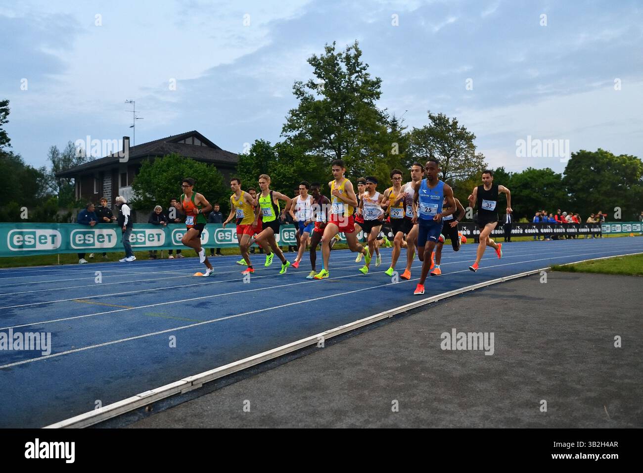 Busto Arsizio, Italy. 27th Apr, 2025. the start of the men's 5000m race ...