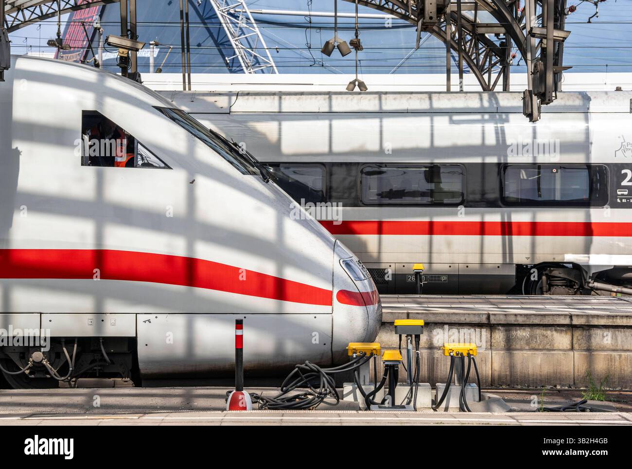 Digitalisierung bei der Deutschen Bahn, in den gelben Kabelschutz- und ...