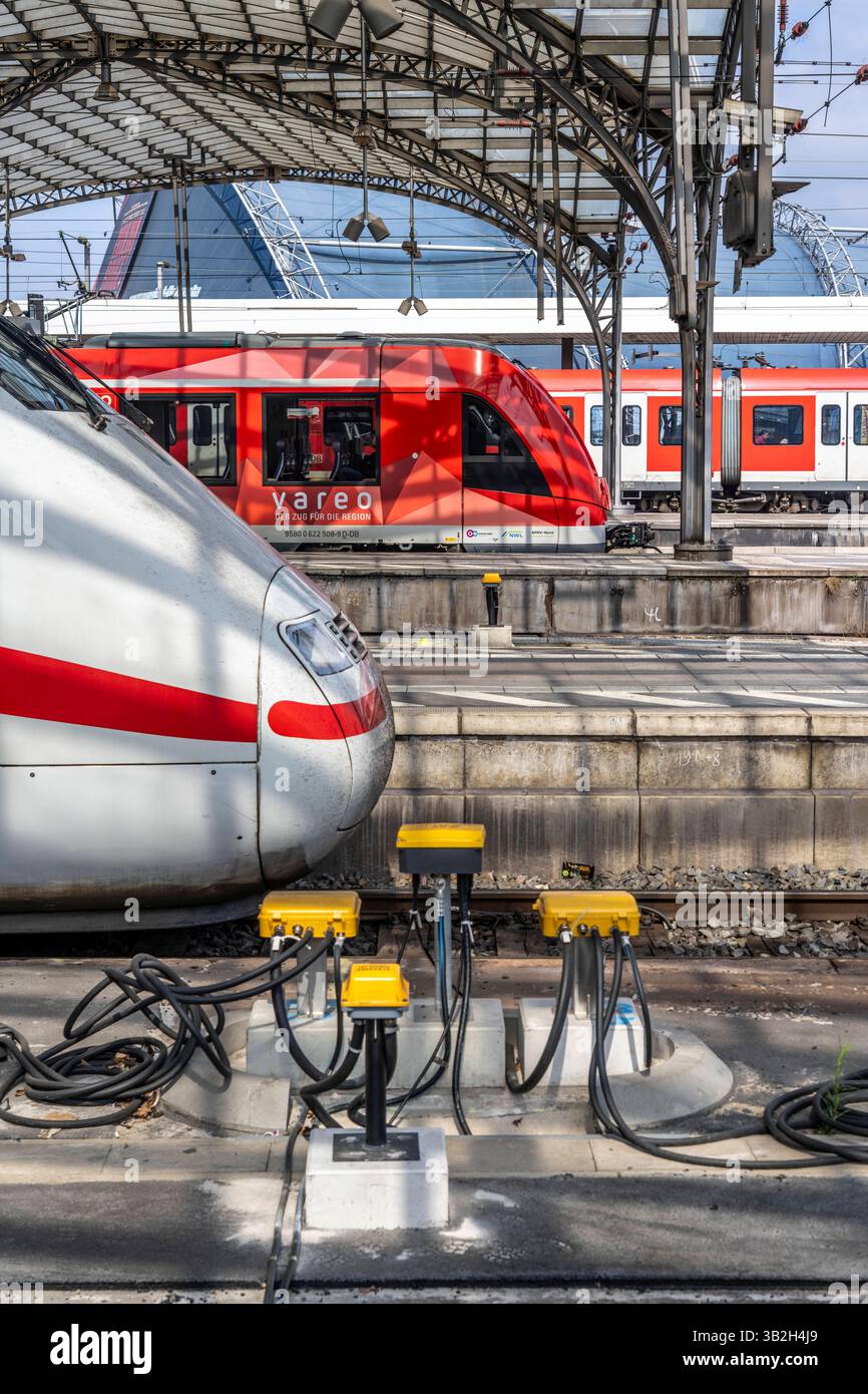 Digitalisierung bei der Deutschen Bahn, in den gelben Kabelschutz- und Verteilerkästen laufen ...