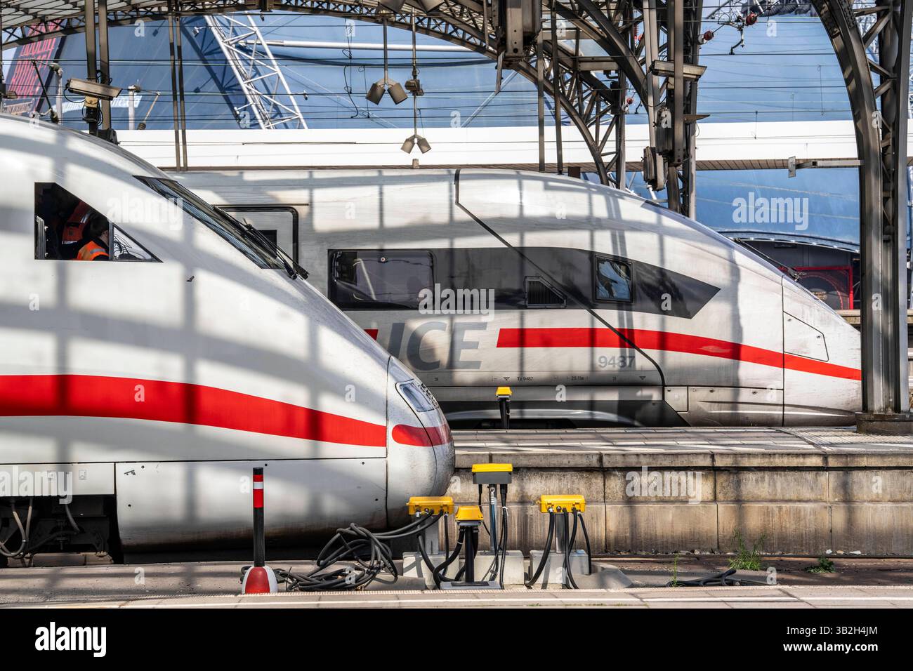 Digitalisierung bei der Deutschen Bahn, in den gelben Kabelschutz- und ...