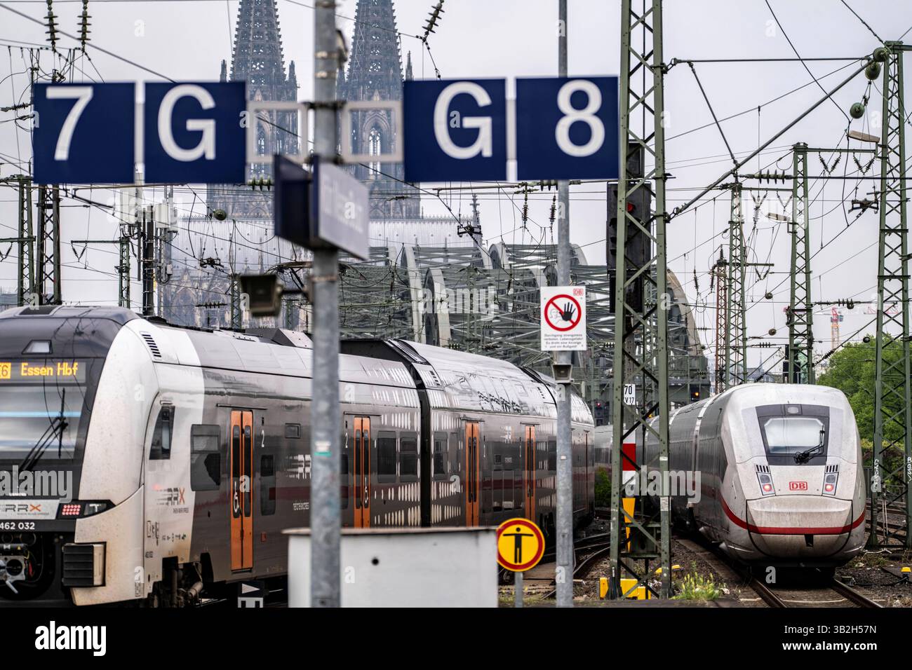 Bahnverkehr auf der Strecke zwischen dem Kölner Hauptbahnhof und Köln ...