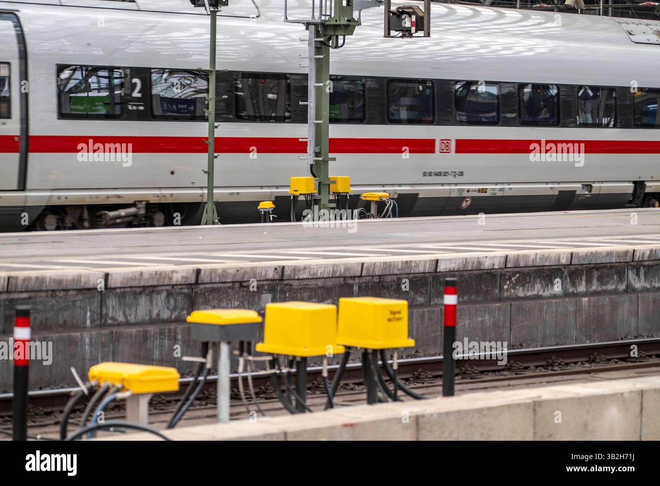 Digitalisierung bei der Deutschen Bahn, in den gelben Kabelschutz- und ...