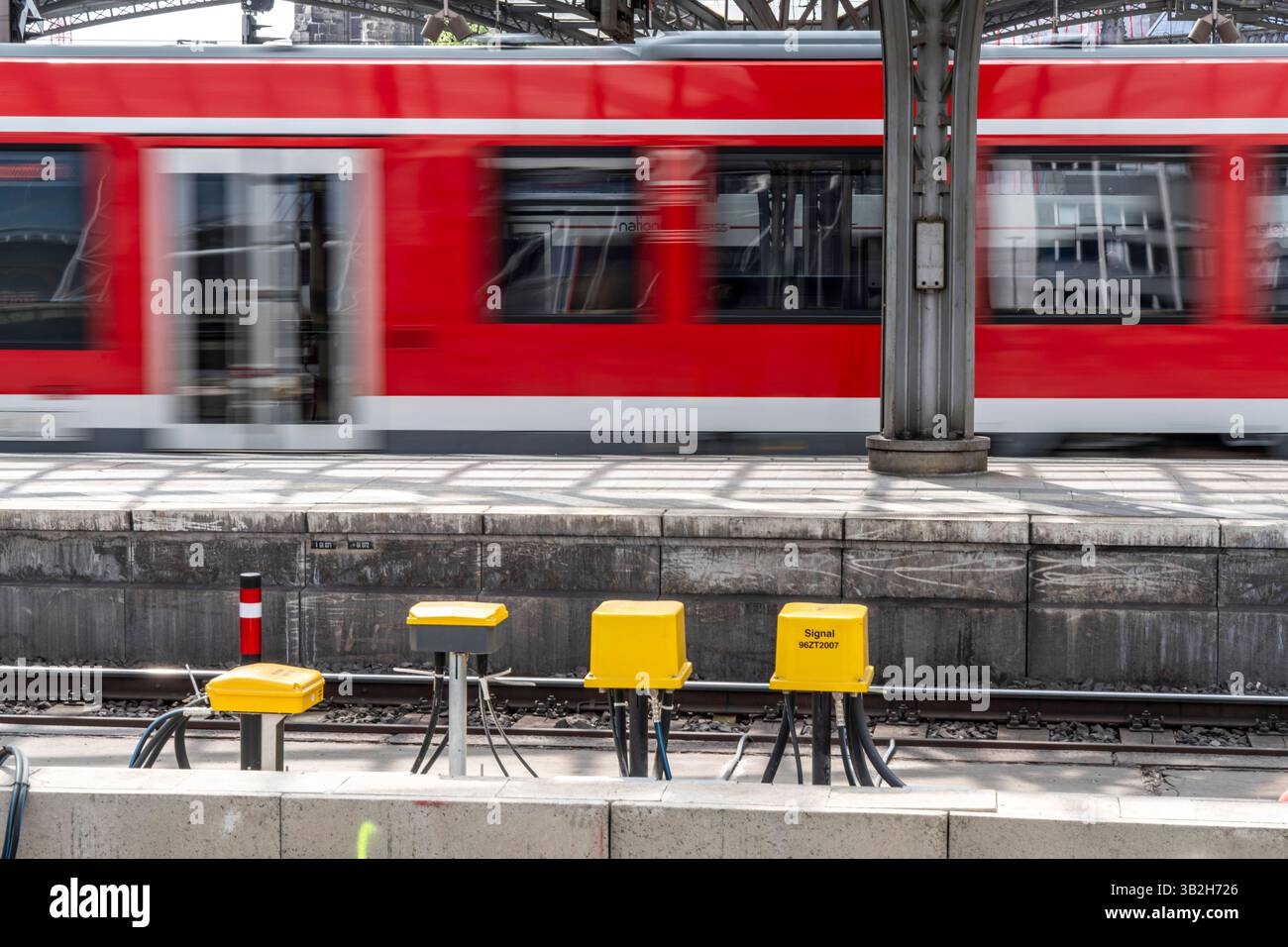 Digitalisierung bei der Deutschen Bahn, in den gelben Kabelschutz- und ...