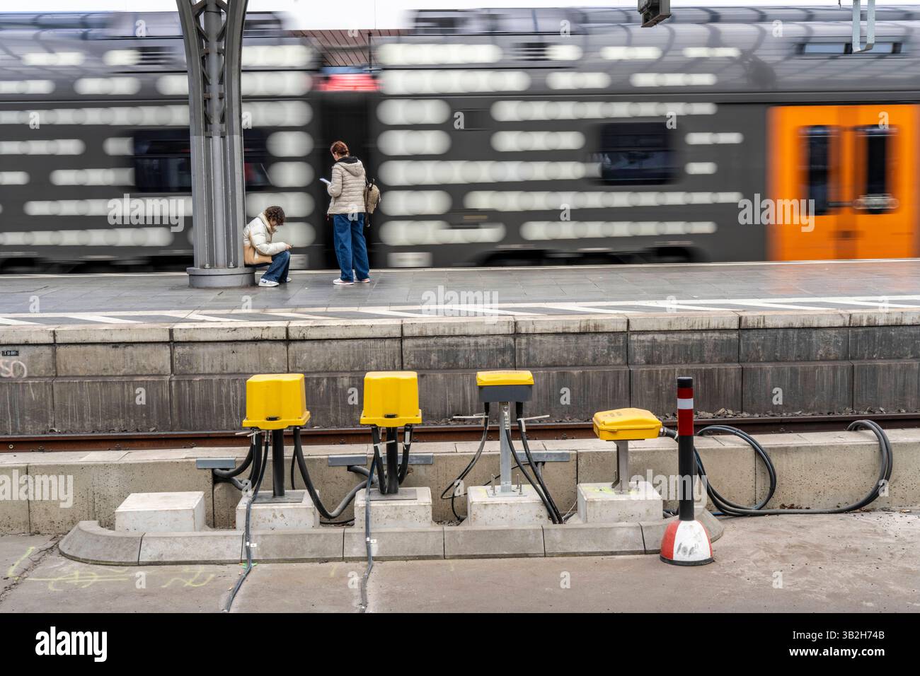 Digitalisierung bei der Deutschen Bahn, in den gelben Kabelschutz- und ...
