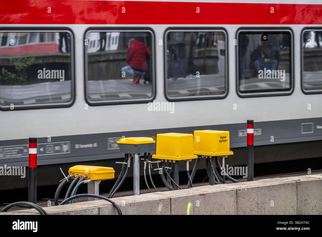 Digitalisierung bei der Deutschen Bahn, in den gelben Kabelschutz- und Verteilerkästen laufen ...