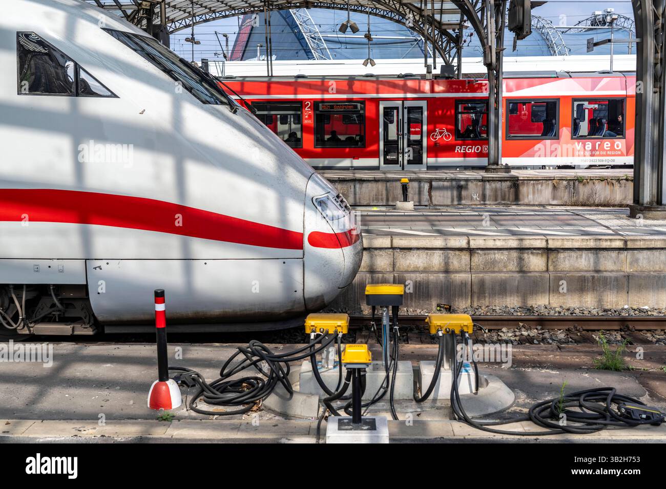 Digitalisierung bei der Deutschen Bahn, in den gelben Kabelschutz- und ...