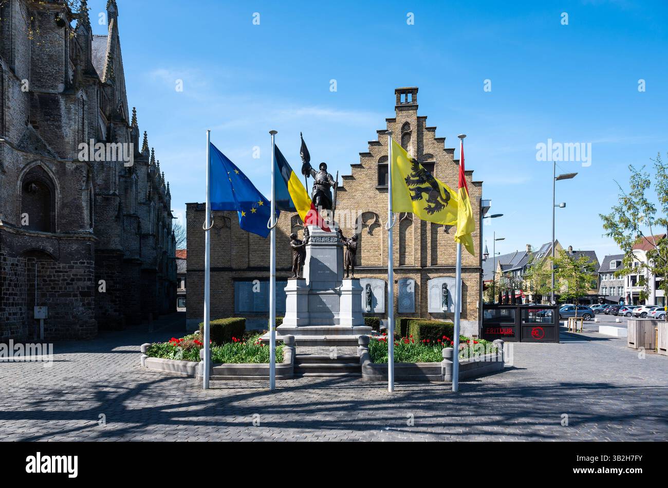 Memorial statue to our heros of the first world war at the old market ...