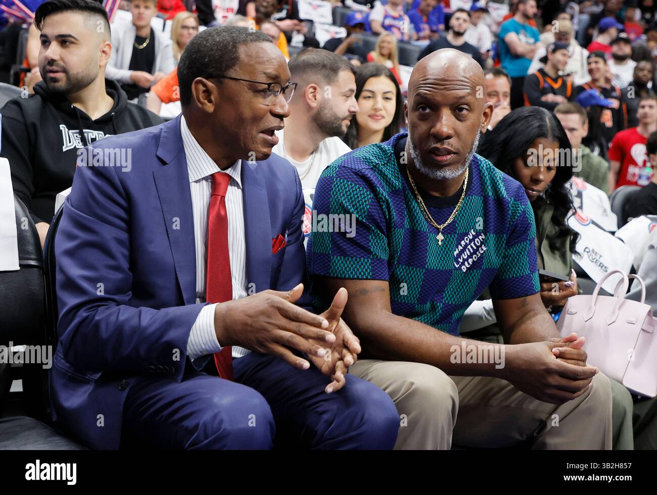 Former Detroit Pistons players Isiah Thomas, front left, and Chauncey ...