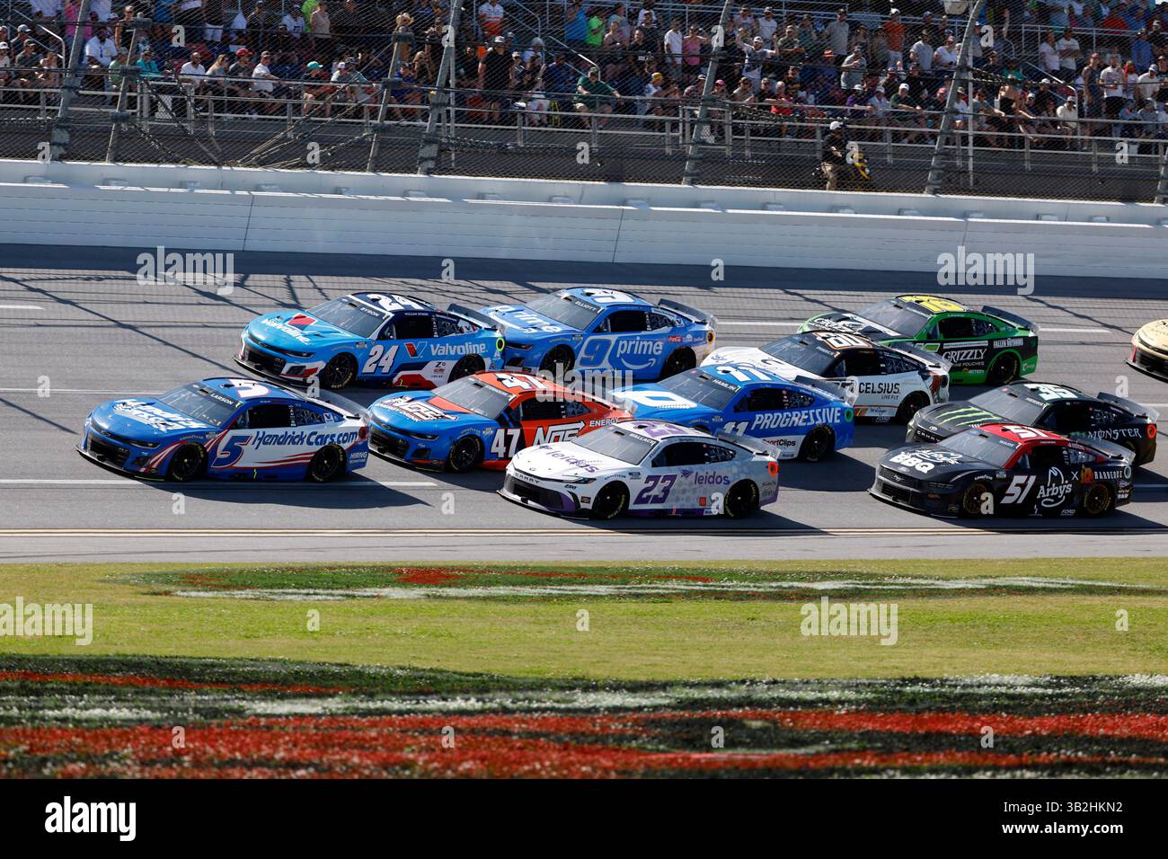 Kyle Larson (5) leads the pack to win the first stage during a NASCAR ...