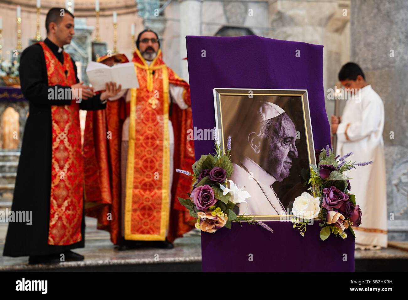Al Hamdaniya, Iraq. 27th Apr, 2025. The portrait of Pope Francis is ...