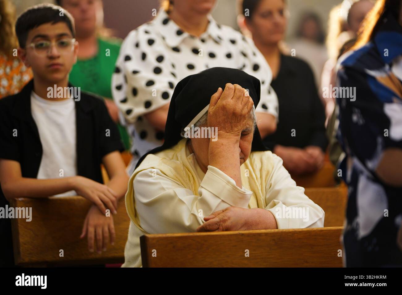 Al Hamdaniya, Iraq. 27th Apr, 2025. A nun prays during the memorial ...