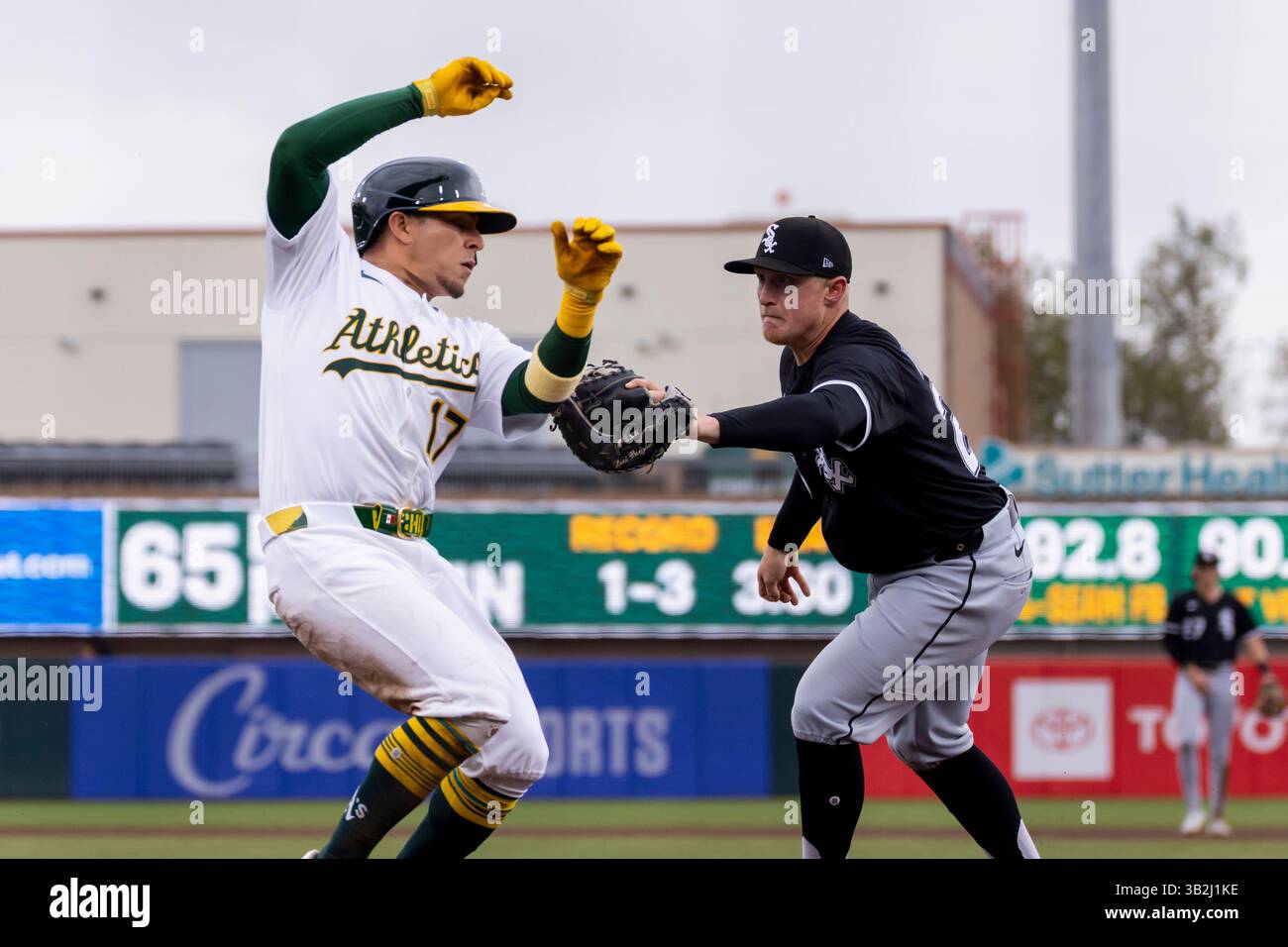 Chicago White Sox first baseman Andrew Vaughn (25) tags out Athletics ...
