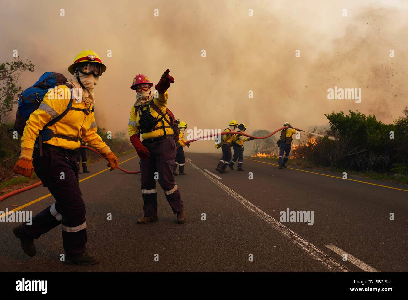 Fire in Cape Town, South Africa Fire fighters battle a vegetation fire ...