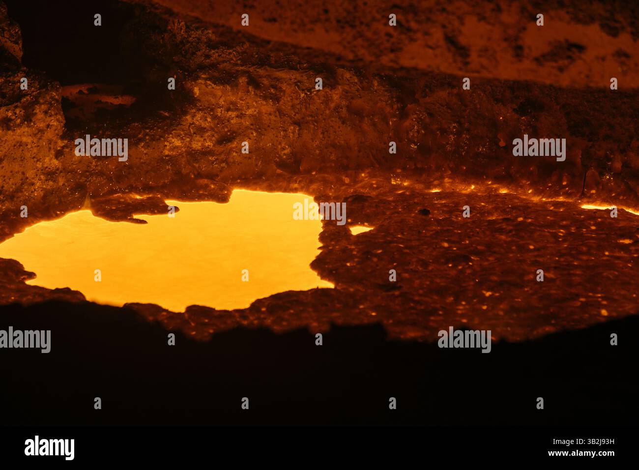 Metal casting metallurgy red hot hi-res stock photography and images ...