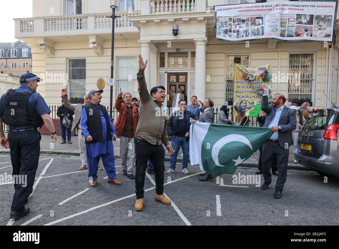 London, UK. 25th Apr, 2025. Members of the Pakistani community hold a ...