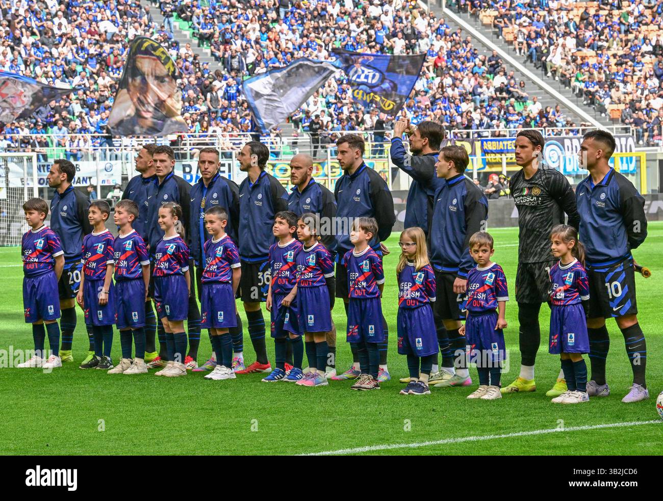 Milano, Italy. 27th Apr, 2025. The players of Inter line up fpr the ...