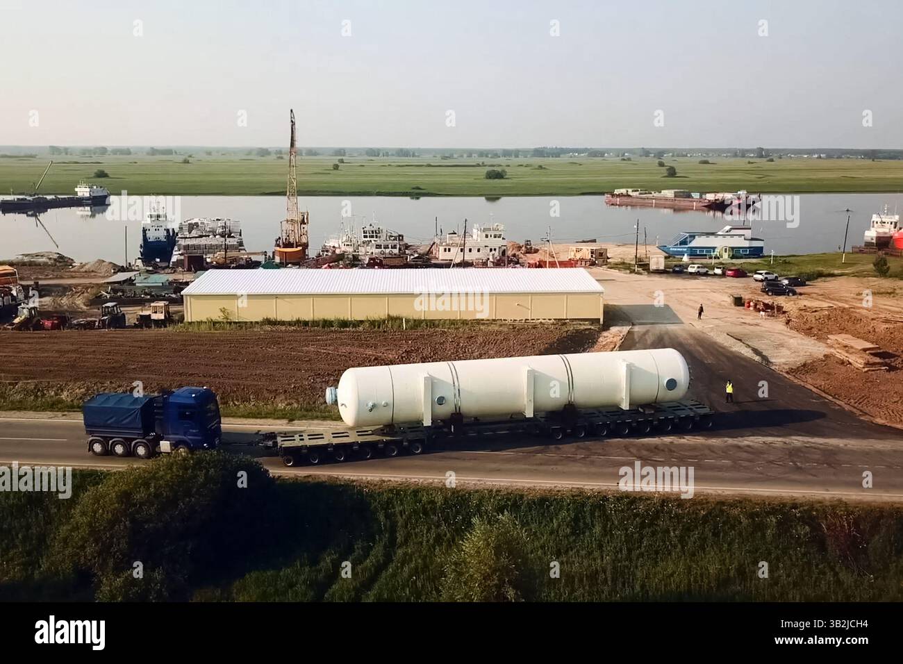 Transportation of distillation column. Bulky cargo Stock Photo - Alamy
