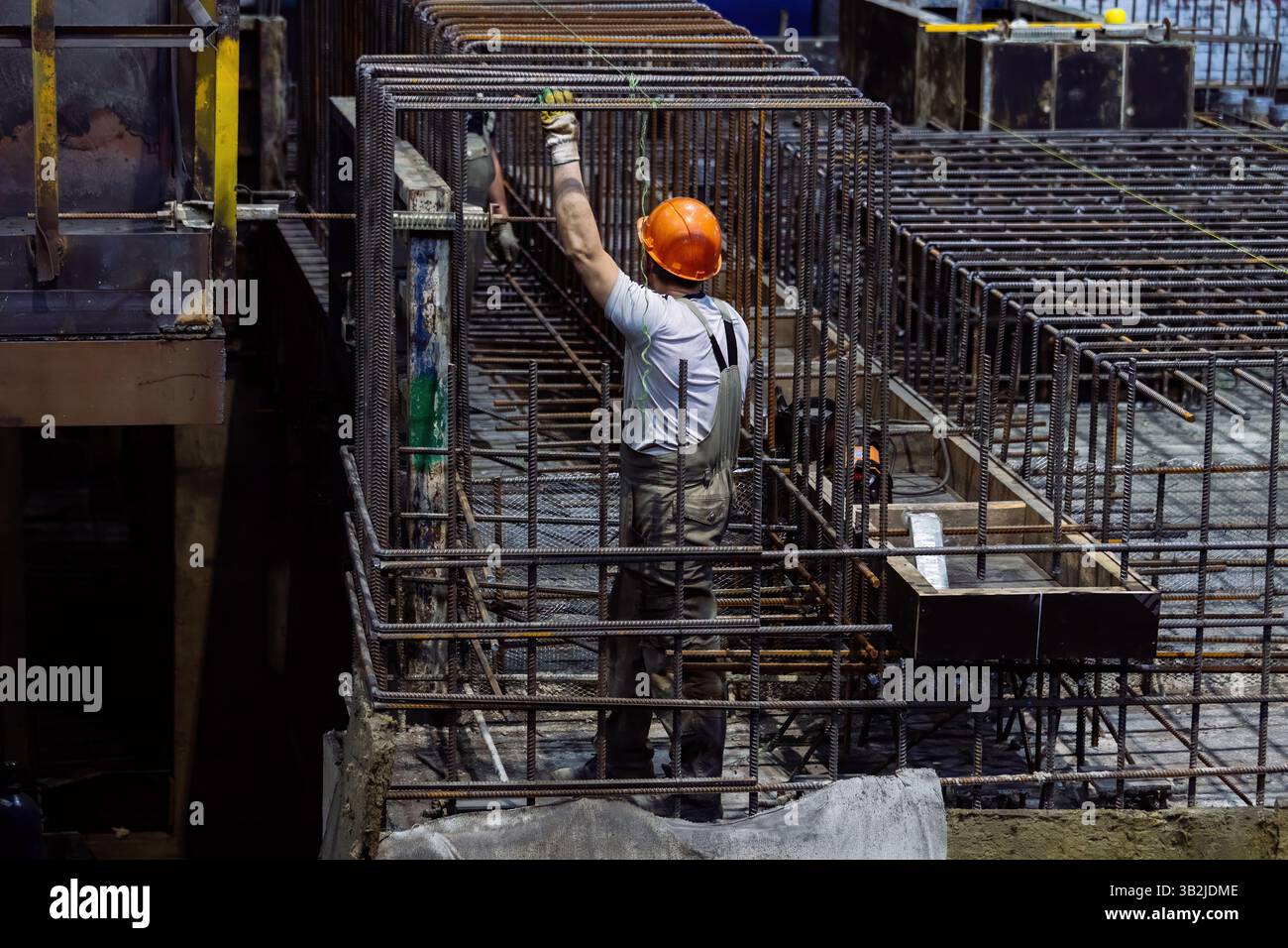Construction lifting rebar hi-res stock photography and images - Alamy