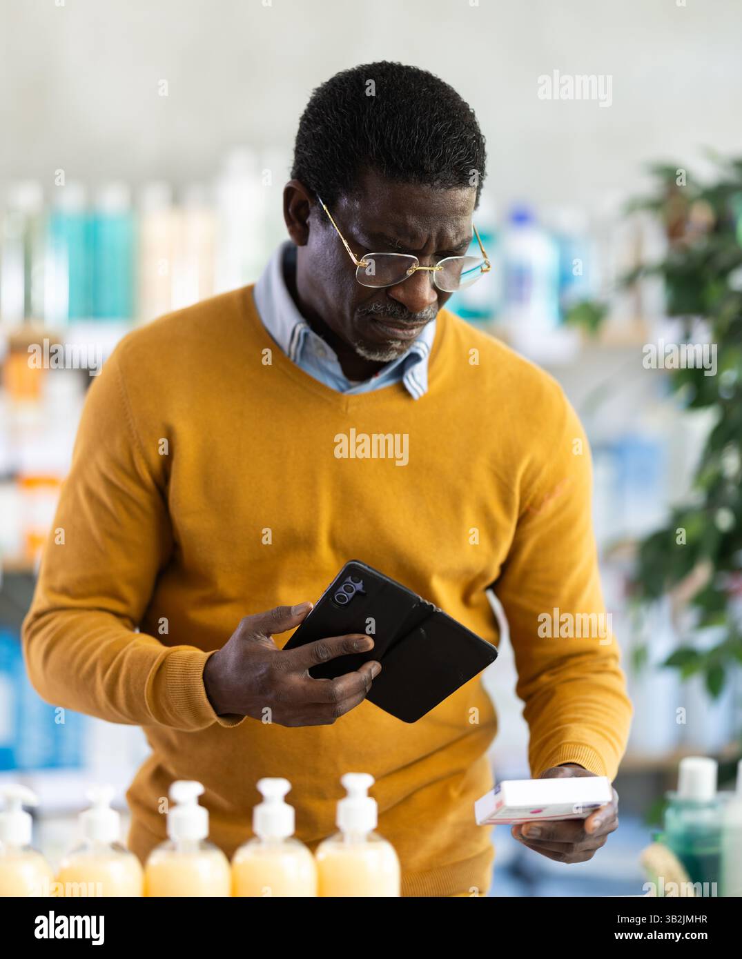 Adult man scanning qr code of paracetamol Stock Photo - Alamy