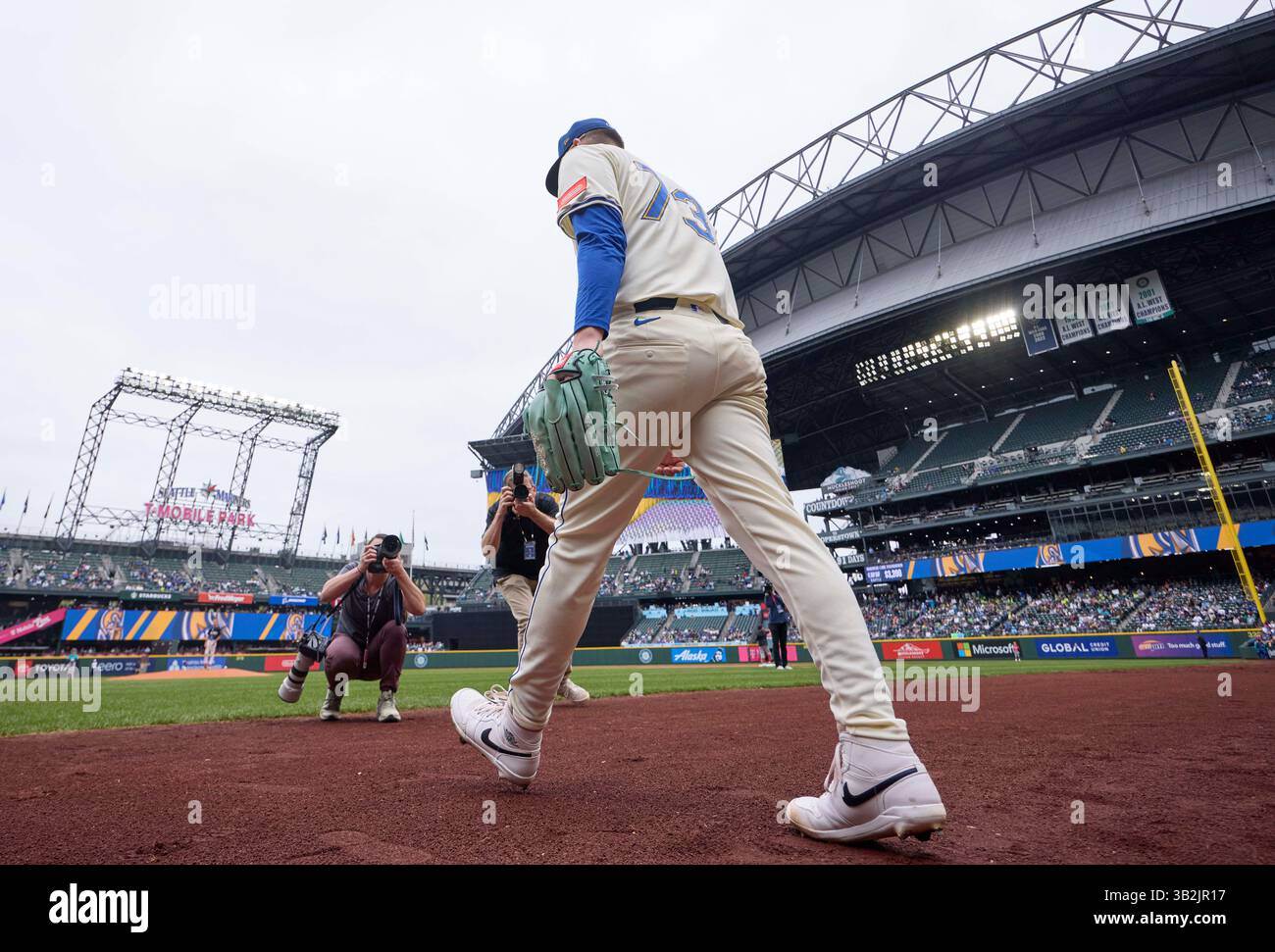 Seattle Mariners starting pitcher Logan Evens walks to the field to ...