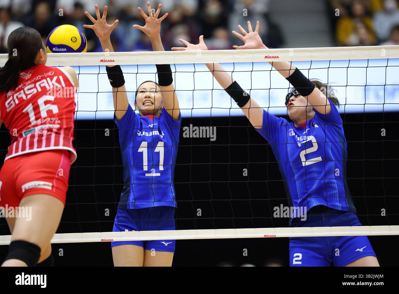 Kawasaki Todoroki Arena, Kanagawa, Japan. 26th Apr, 2025. (L-R) Erika Sakae, Ayaka Araki ...