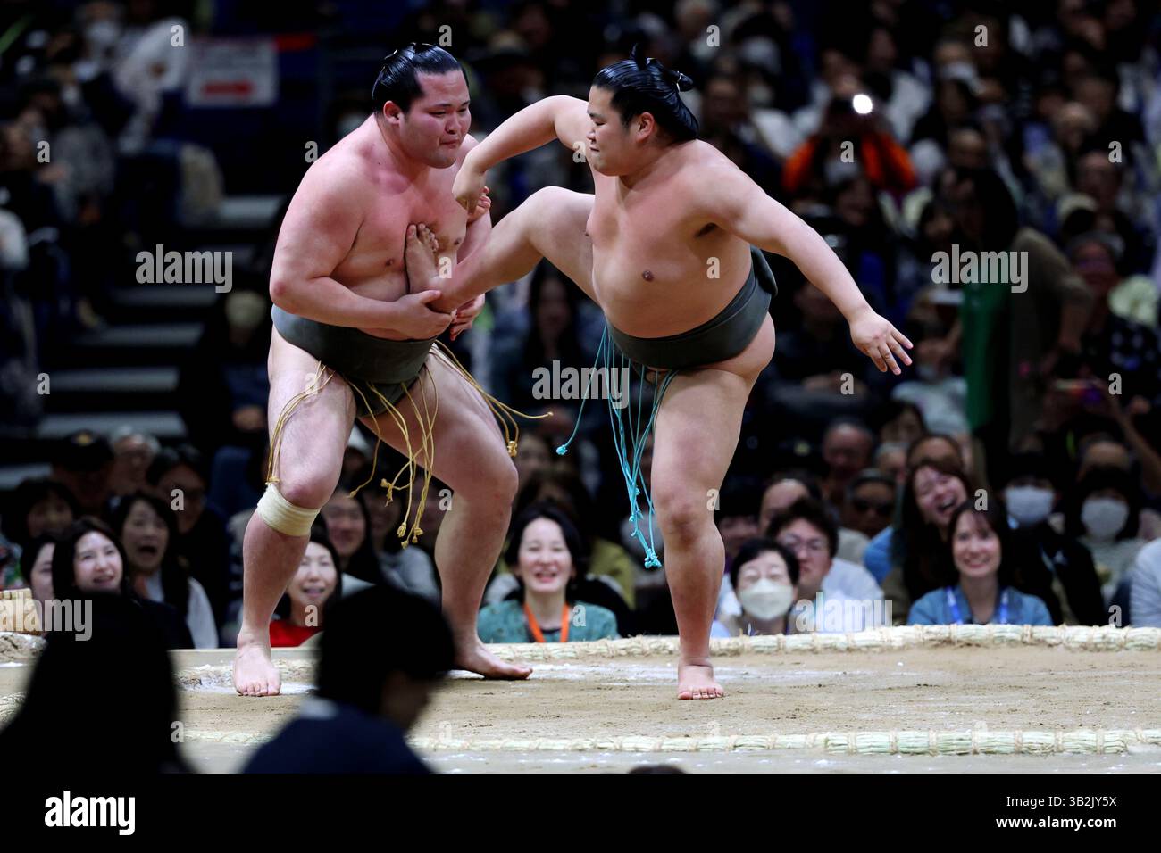 Yokohama Arena, Kanagawa, Japan. 26th Apr, 2025. Shokkiri/comic sumo ...