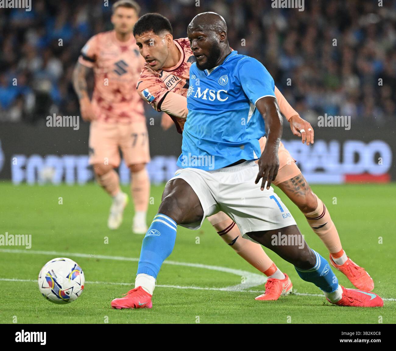 Naples, Italy. 27th Apr, 2025. Napoli's Romelu Lukaku (R) vies with ...