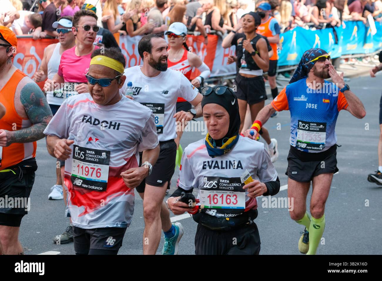 A female muslim runner runs in the 2025 London Marathon Stock Photo - Alamy