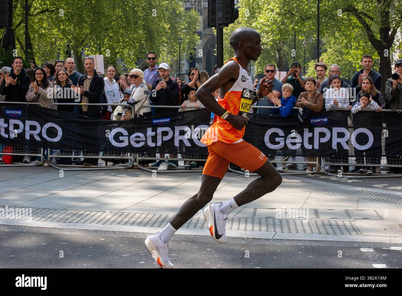 London, UK. 27th Apr, 2025. The Kenyan athlete, Eliud Kipchoge run on ...