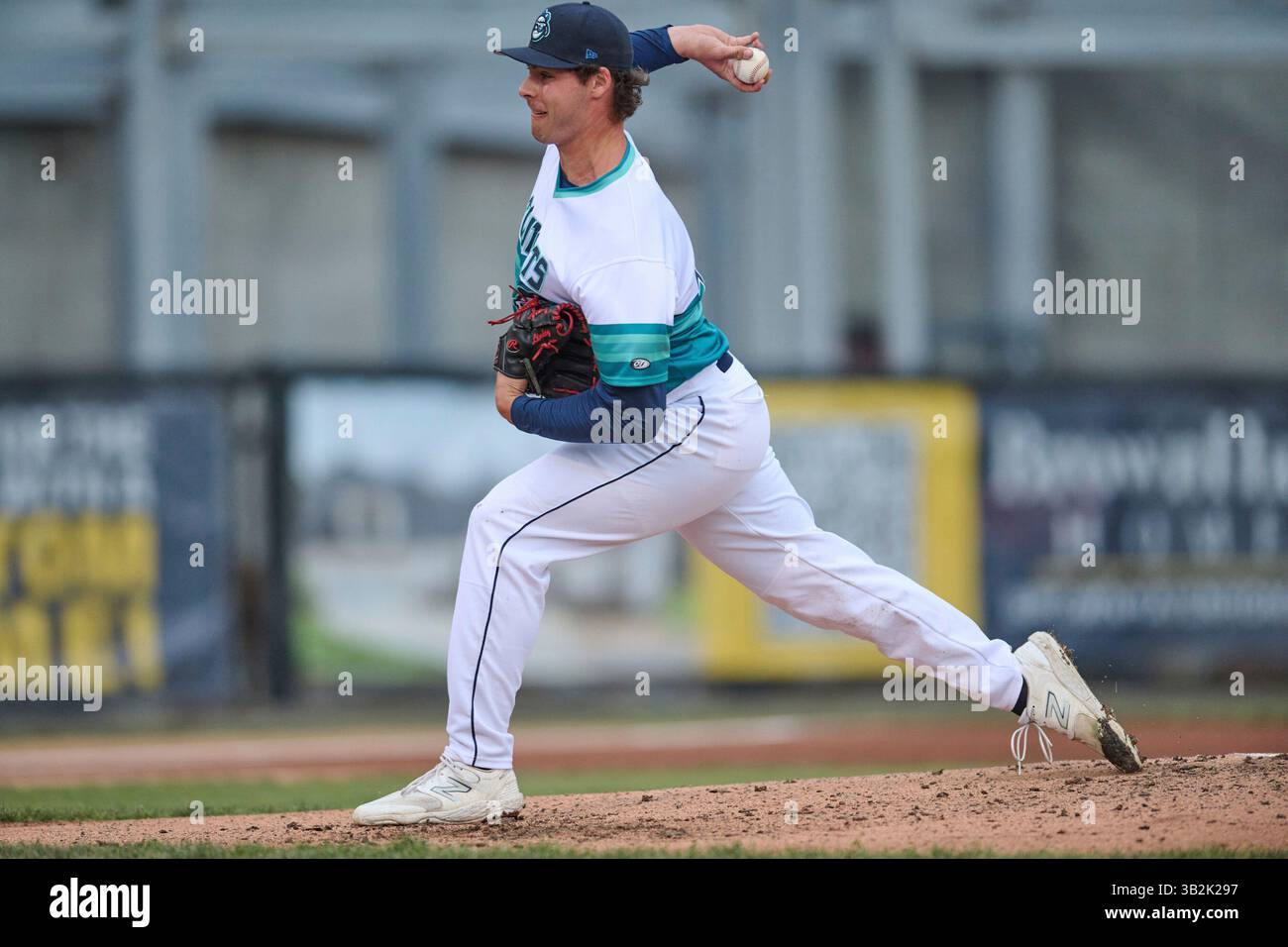 Asheville Tourists pitcher Matthew Linskey (40) delivers a pitch during ...