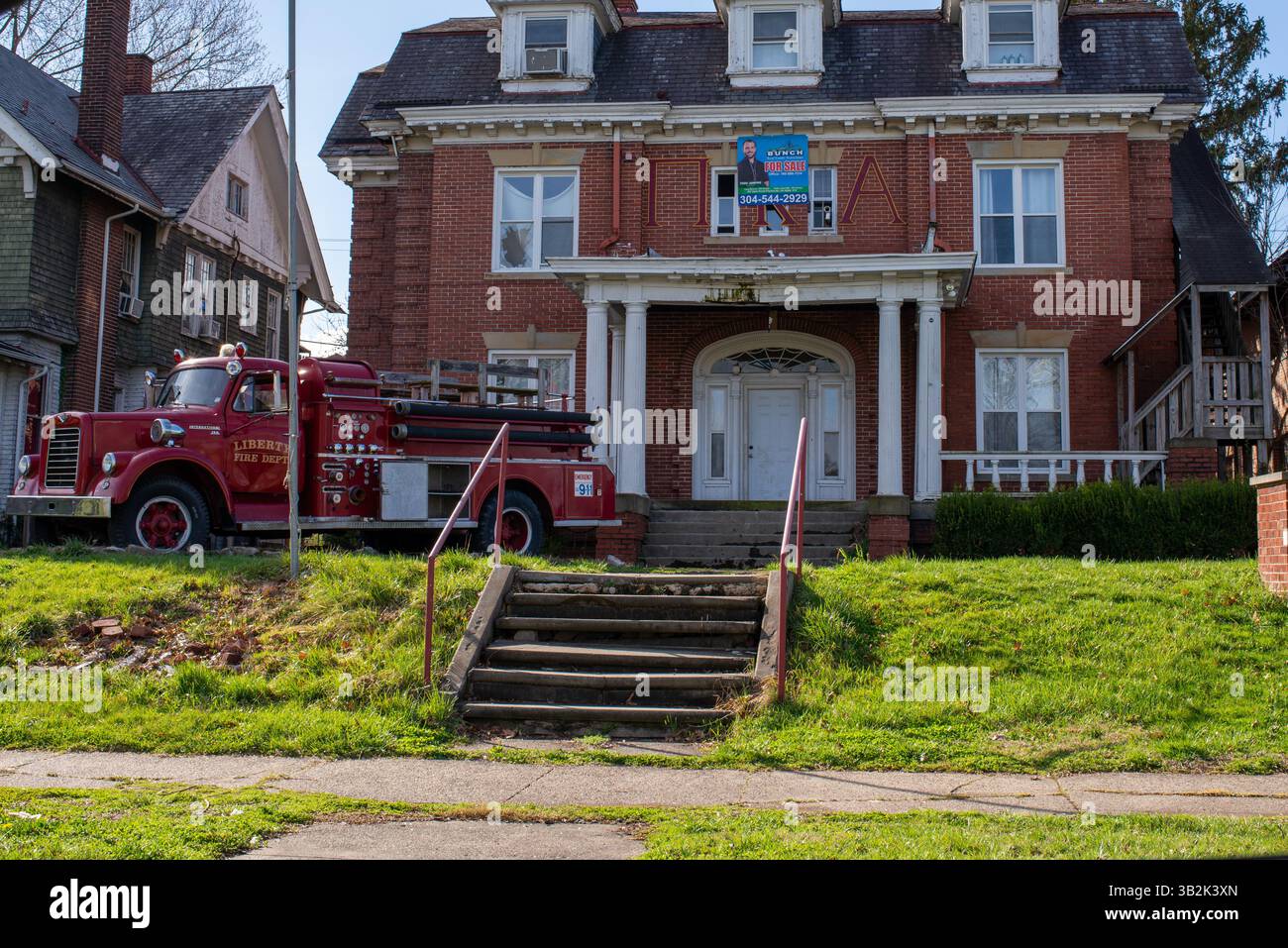 Off campus house hi-res stock photography and images - Alamy