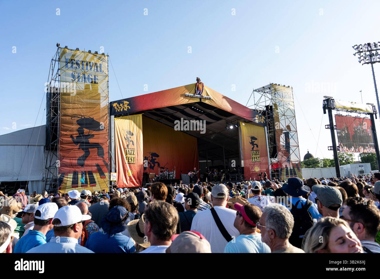Dave Matthews performs during the first weekend of the New Orleans Jazz ...