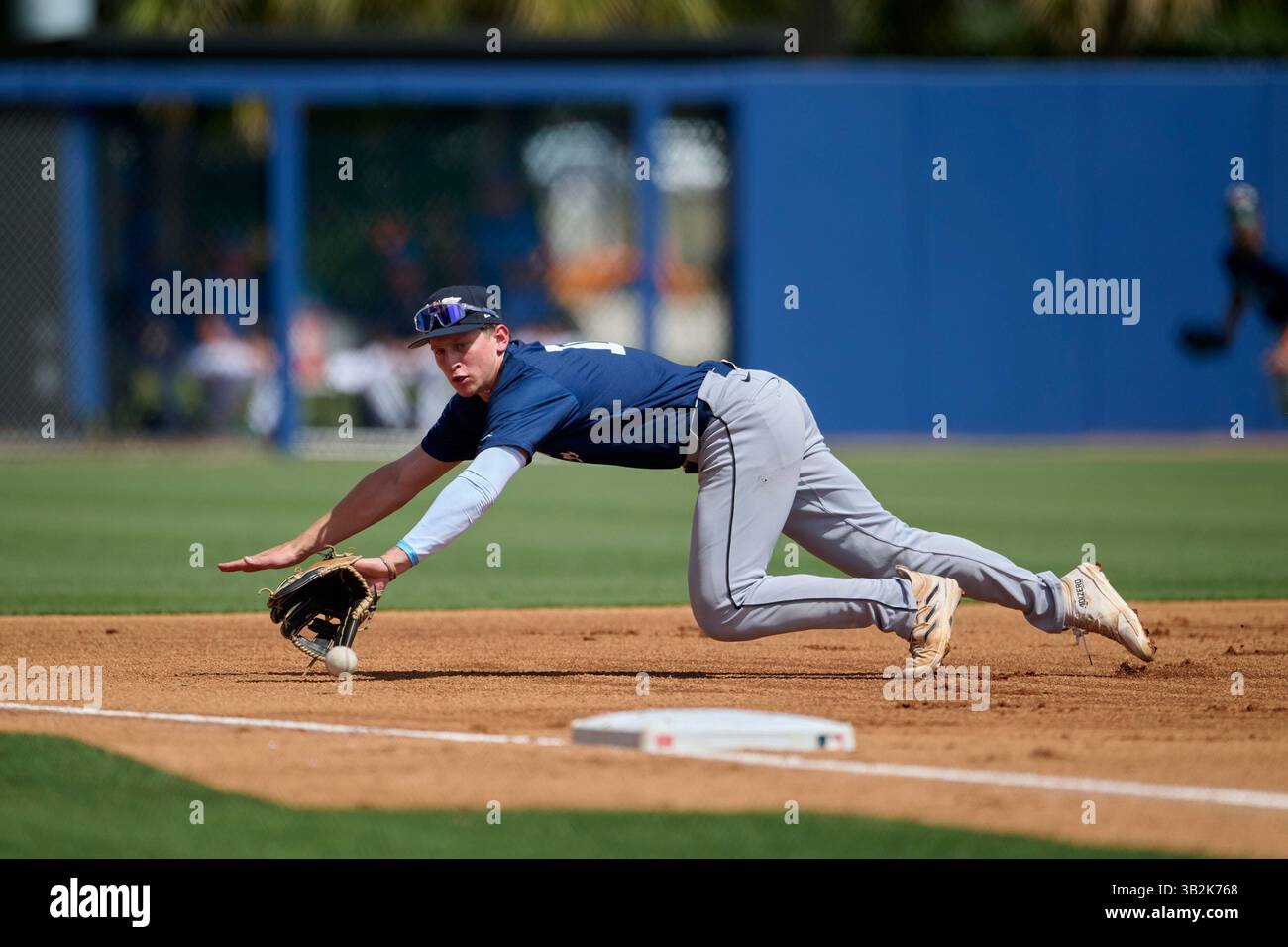Lakeland Flying Tigers third baseman Carson Rucker (18) attempts a ...