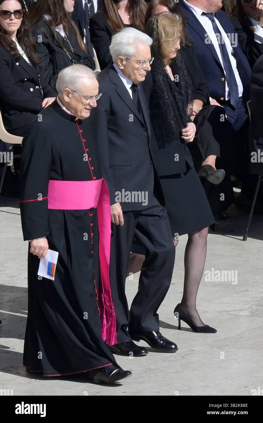 Vatican, Vatican. 26th Apr, 2025. President Sergio Mattarella (l) and ...