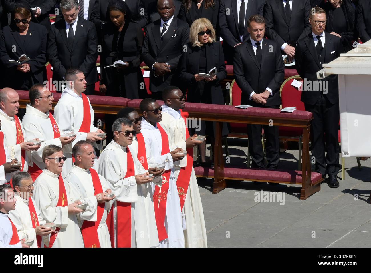 Vatican, Vatican. 26th Apr, 2025. Emmanuel Macron (r) and his wife ...