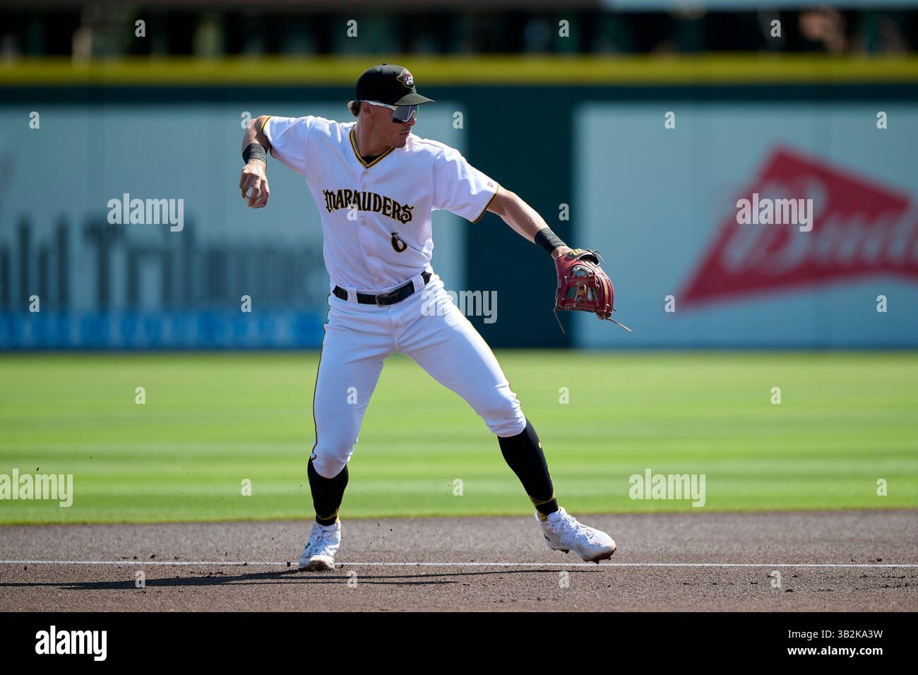 Bradenton Marauders shortstop Konnor Griffin (6) throws to first base ...