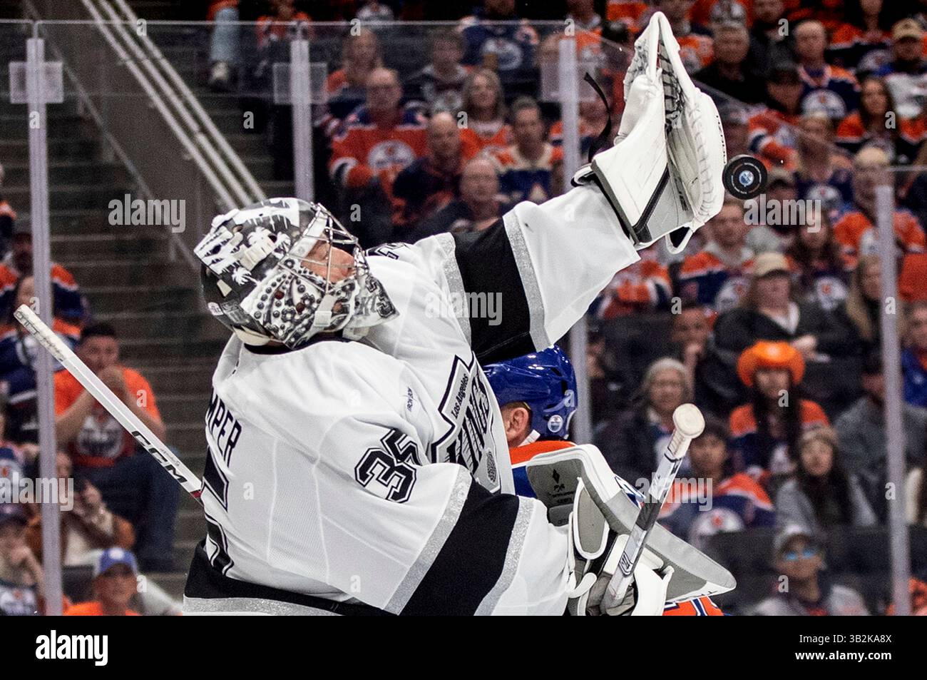 Los Angeles Kings' goalie Darcy Kuemper (35) makes a save against the ...