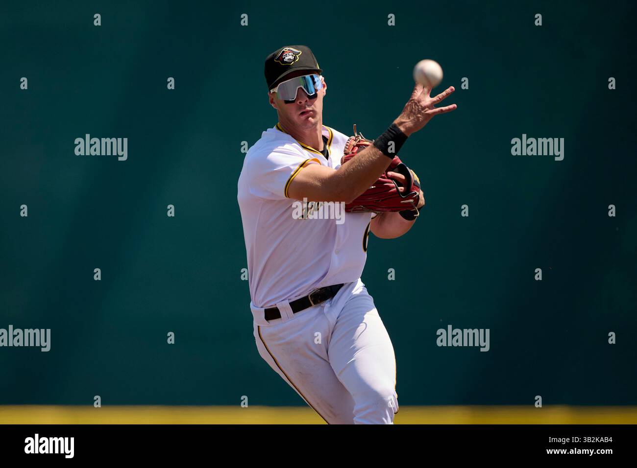 Bradenton Marauders shortstop Konnor Griffin (6) throws to third base ...