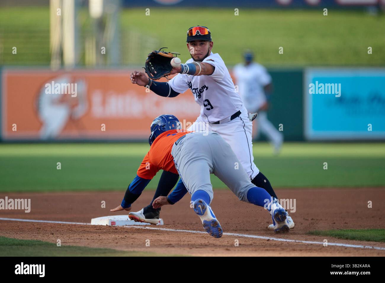 Lakeland Flying Tigers third baseman Samuel Gil (9) stretches for a ...