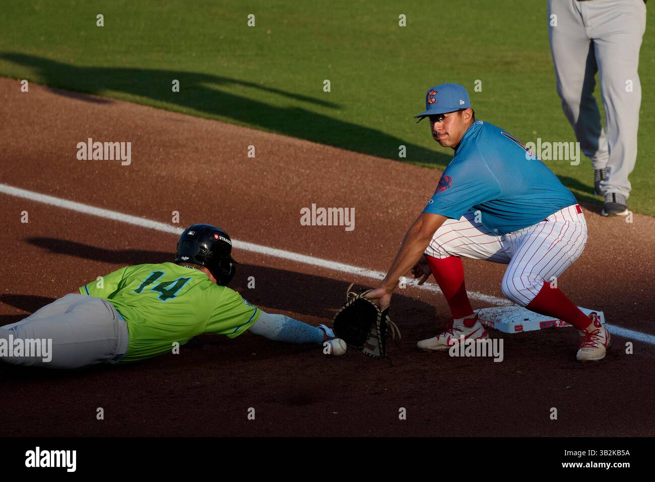 Clearwater Threshers first baseman Raider Tello (4) fields a pickoff ...