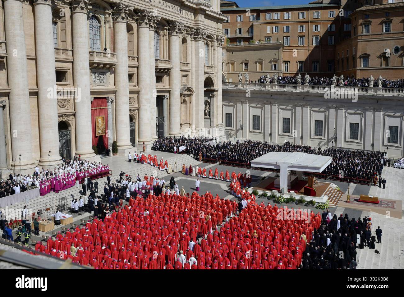 Vatican, Vatican. 26th Apr, 2025. St. Peter's Square filled with ...